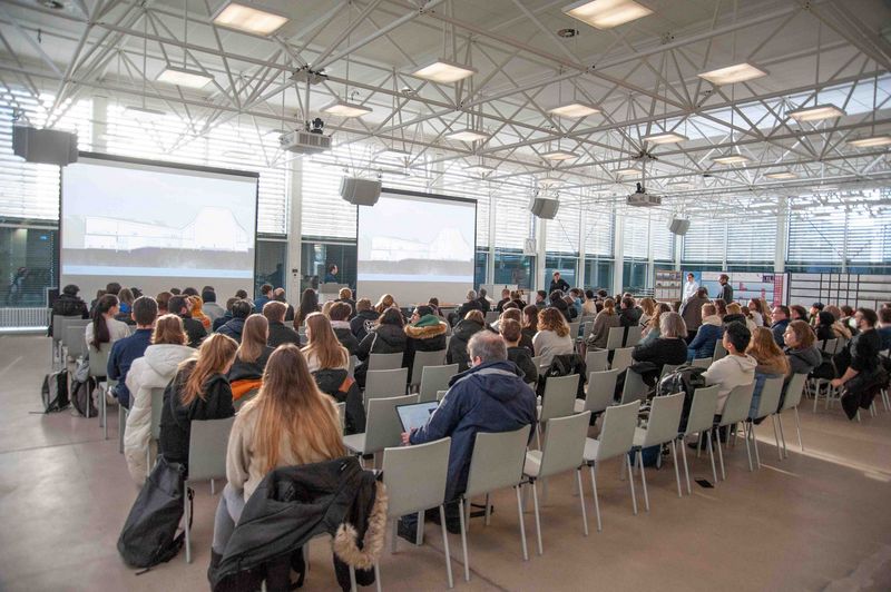 Viele Studieninteressierte informieren sich über das Studienangebot an ...